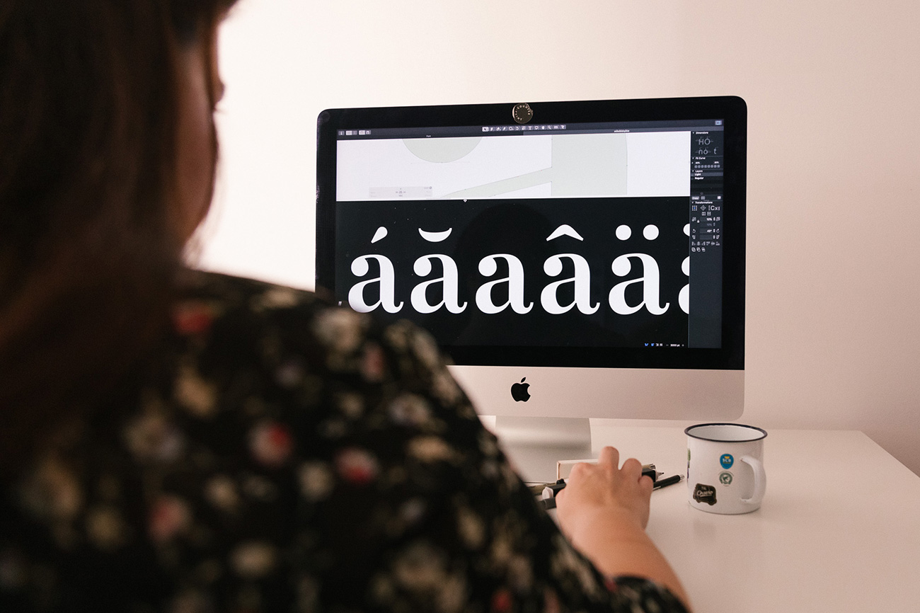 The charisma of a custom font and its efficiency to convey identity ...