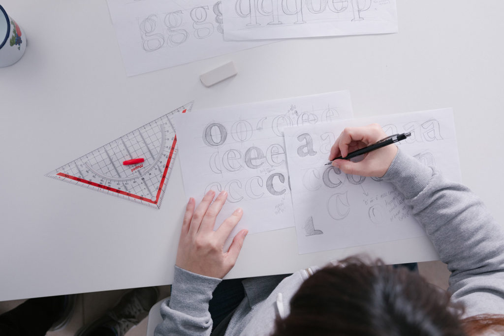The charisma of a custom font and its efficiency to convey identity ...